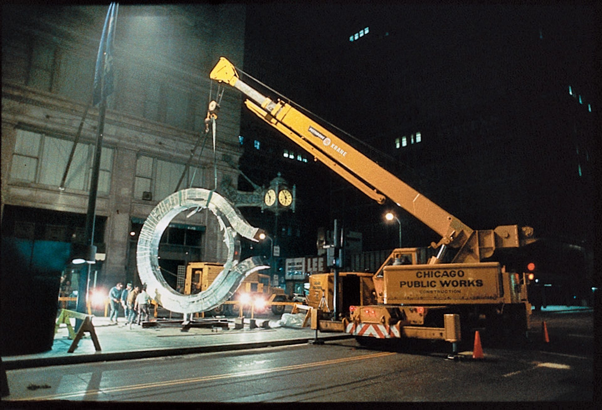 City workers set the sculpture – Virginio Ferrari