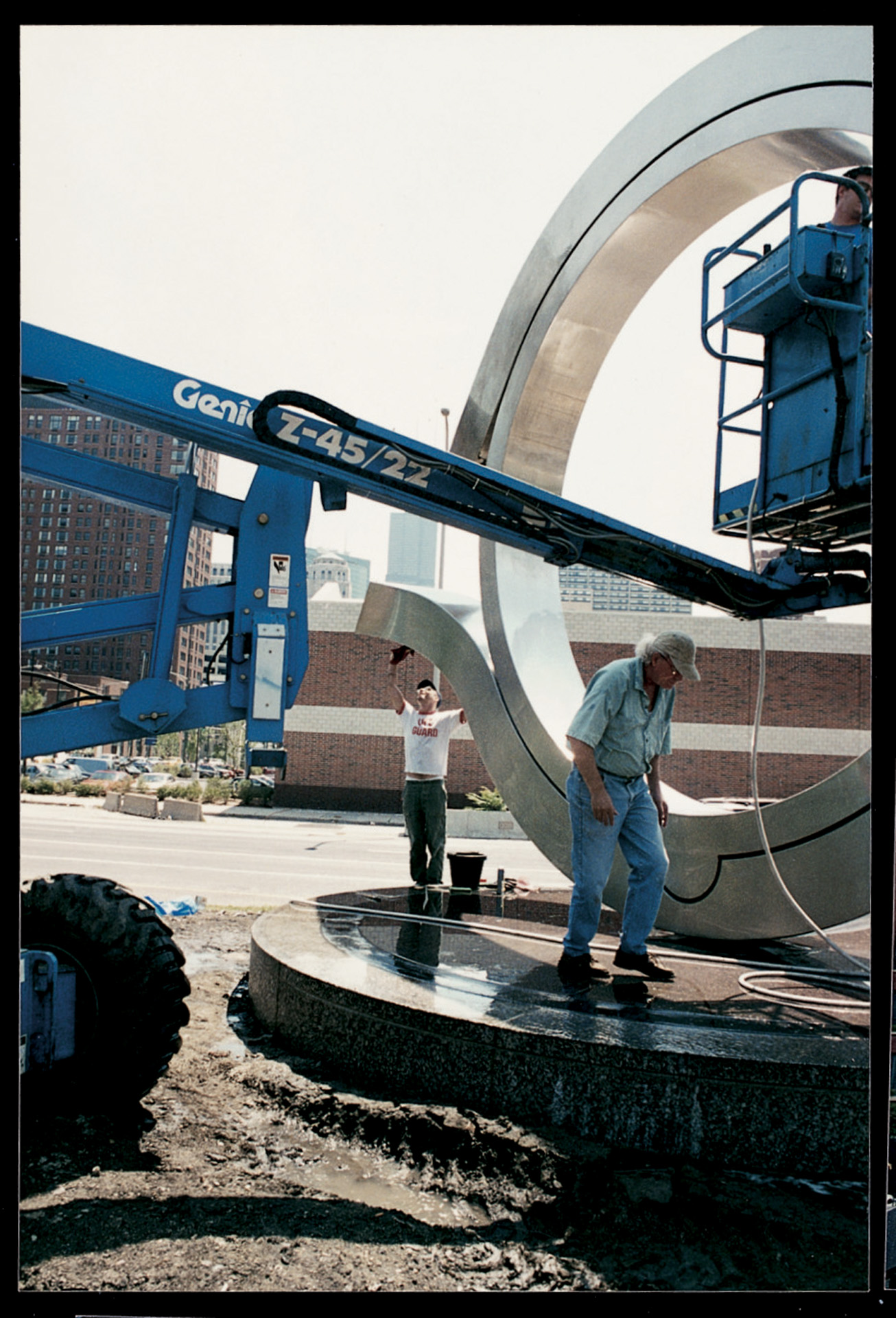 Marco, Alberto, Virginio, and Fabio clean the sculpture – Virginio Ferrari